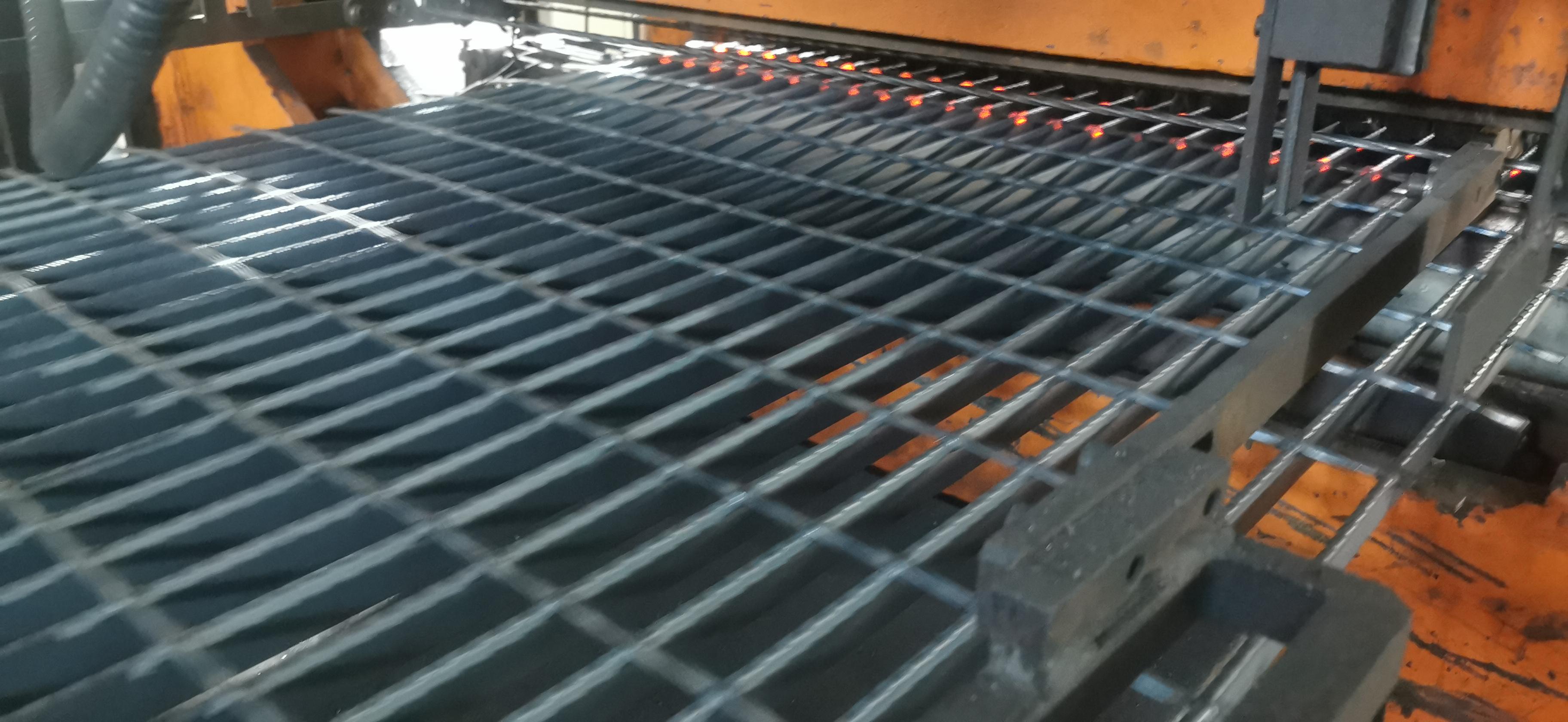 友汇钢格板钢格栅 的想法: 一文读懂SHT102-2016排水明沟盖板规范要求与选型标准｜工程设计必备知识点汇总在石化、化工等工业厂区建设中，排水明沟盖板的设计选型看似不起眼，实则影响着安全性 ...