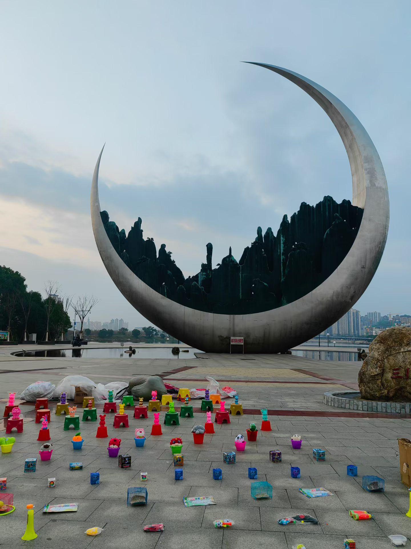 张金涛 的想法: 那一弯上弦月 | 杭州雨后初霁，有点凉，外国友人发来Merry Christmas，才想起又是一年圣诞节……写字楼、… - 知乎