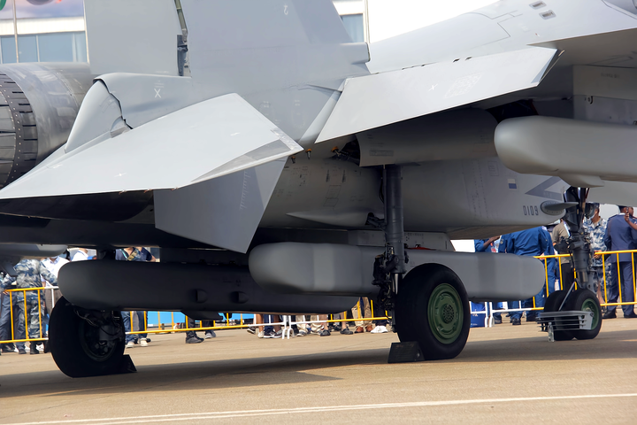 EF18咆哮者、歼16D、台风EK，这三款电战机相互对比怎样？ - 知乎