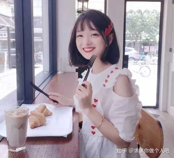 为什么二次元动漫角色眯着眼睛笑会很温柔，而三次元眯着眼笑会很猥琐？ - 知乎