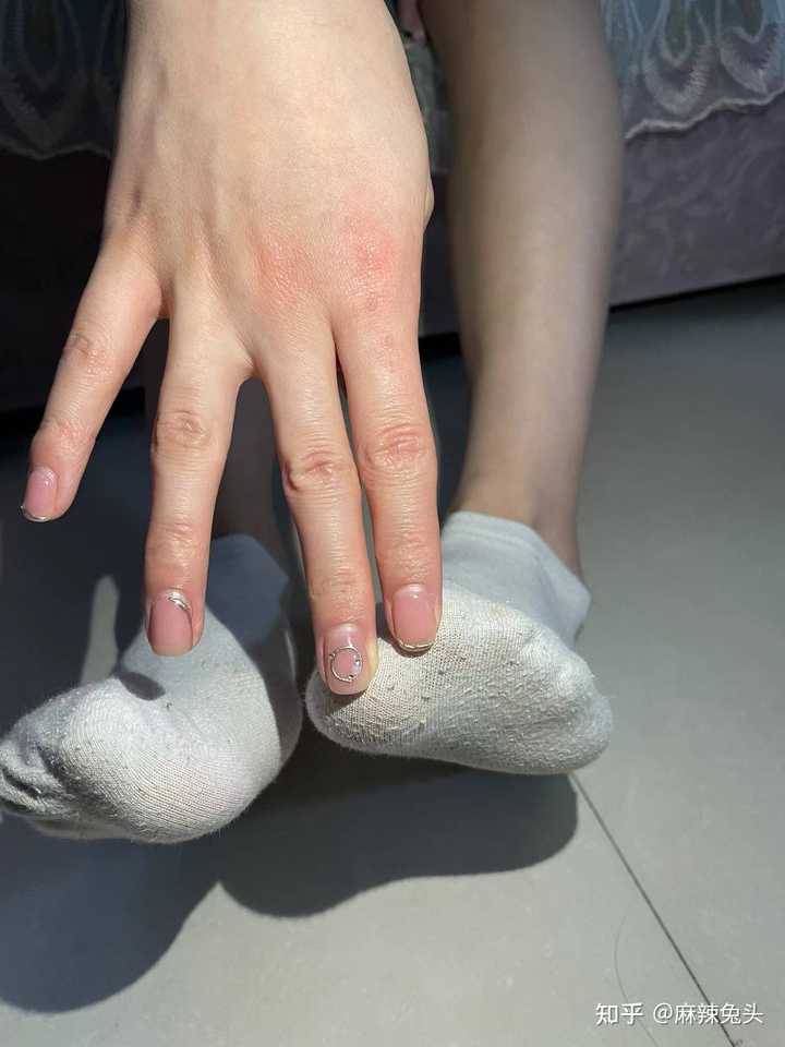 男朋友亲我的脚，并且帮我穿袜子穿鞋，是真的喜欢我吗？ 知乎
