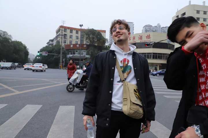 如何评价bbno$这个歌手？ - 知乎