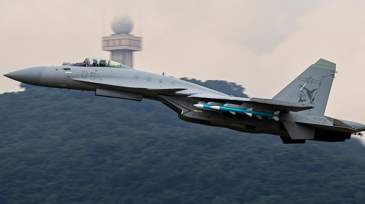 全面换装J-15T/J-35的山东号，在大洋决战中可以和戴高乐/女王号打成什么样？ - 知乎