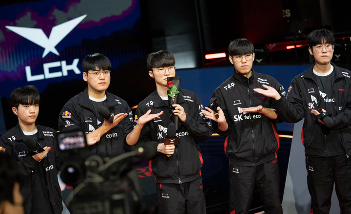 为什么 T1 会在 Faker 出道十周年的比赛上全员持玫瑰登场？ - 知乎