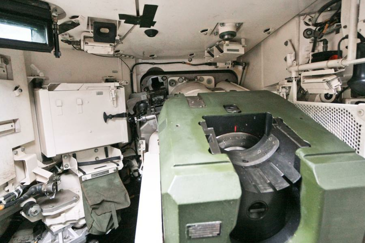 为何豹2坦克在后期型号（L2A5 L2A6 L2A7）中仍旧采用定角装弹？ - 知乎