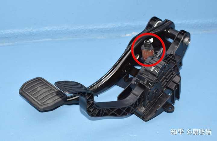 特斯拉的刹车灯在刹车踏板的自由行程阶段能点亮吗？ - 知乎