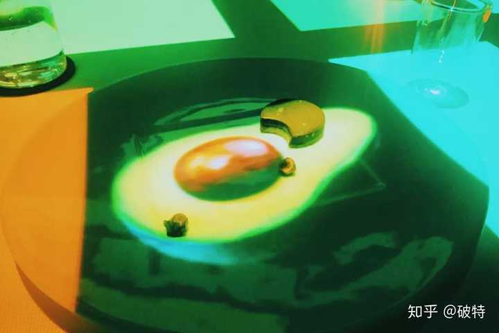 上海紫外线餐厅（Ultraviolet by Paul Pairet）是一个怎样的餐厅，就餐体验如何？ - 知乎