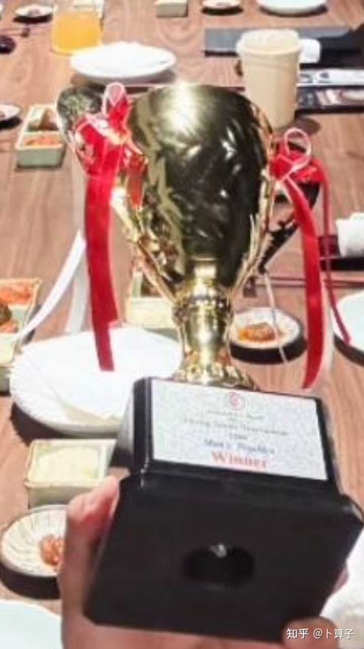 周杰伦晒图称拿到人生第一个网球冠军，此前参加澳网未能碰到球的他水平究竟怎么样？ - 知乎