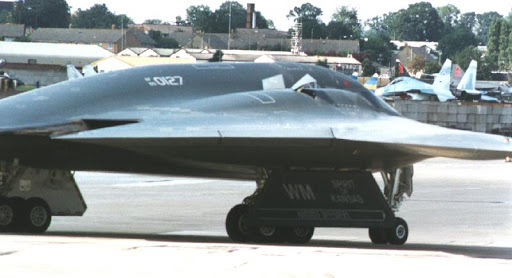 B2轰炸机并没有垂直尾翼，那么在转弯的时候如何减少副翼的反向偏航作用呢？ - 知乎