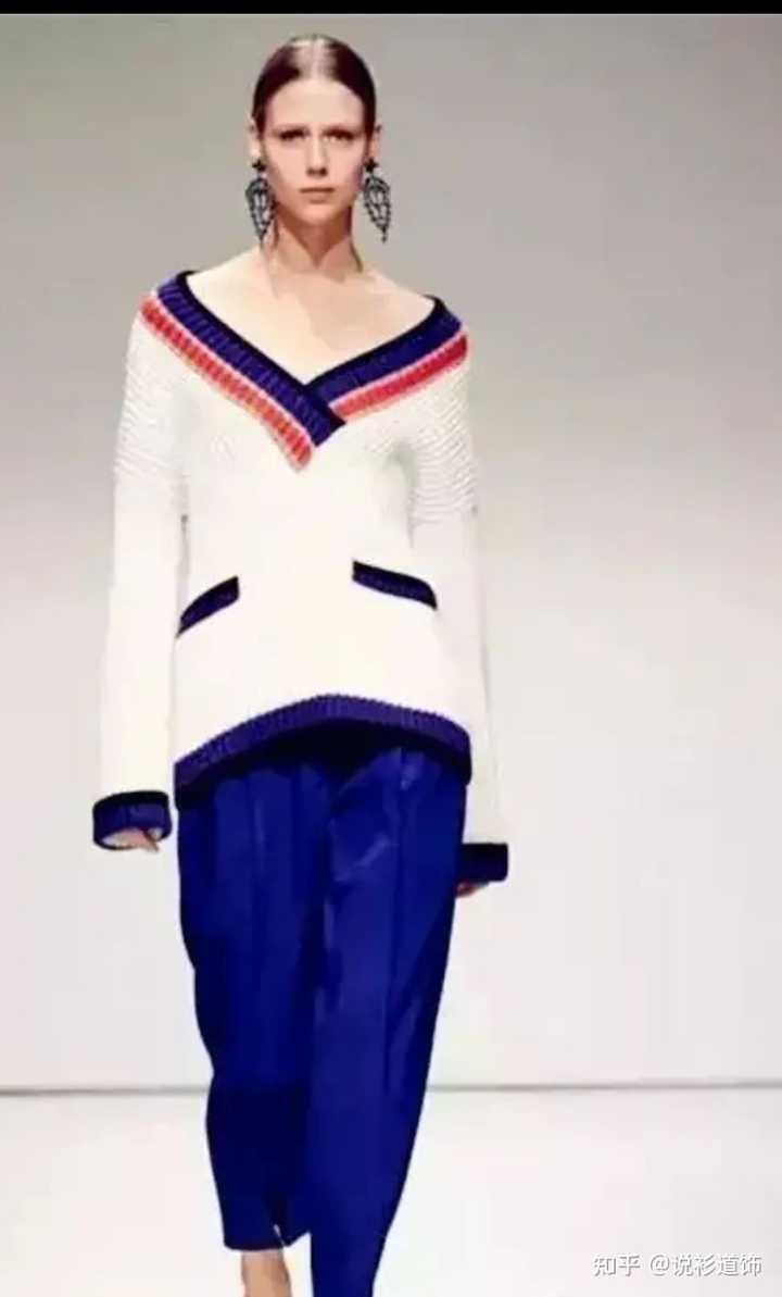 v 领的衣服怎么穿才时髦？ - 知乎