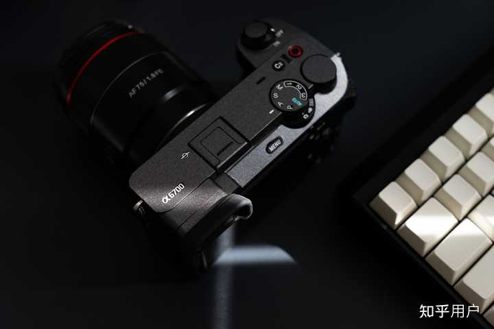 新手入门买全新索尼a6400还是6700？ - 知乎
