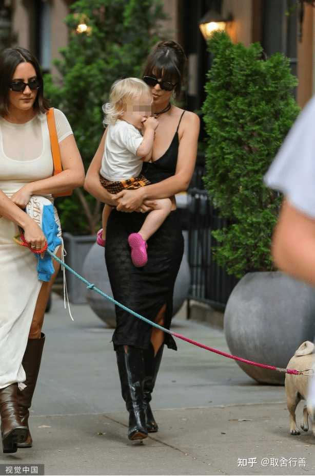 如何评价女星Emily Ratajkowski？ - 知乎