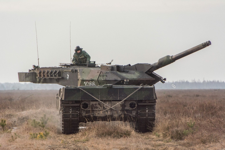 为何豹2坦克在后期型号（L2A5 L2A6 L2A7）中仍旧采用定角装弹？ - 知乎