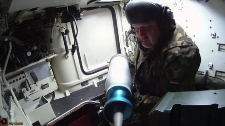 为何豹2坦克在后期型号（L2A5 L2A6 L2A7）中仍旧采用定角装弹？ - 知乎