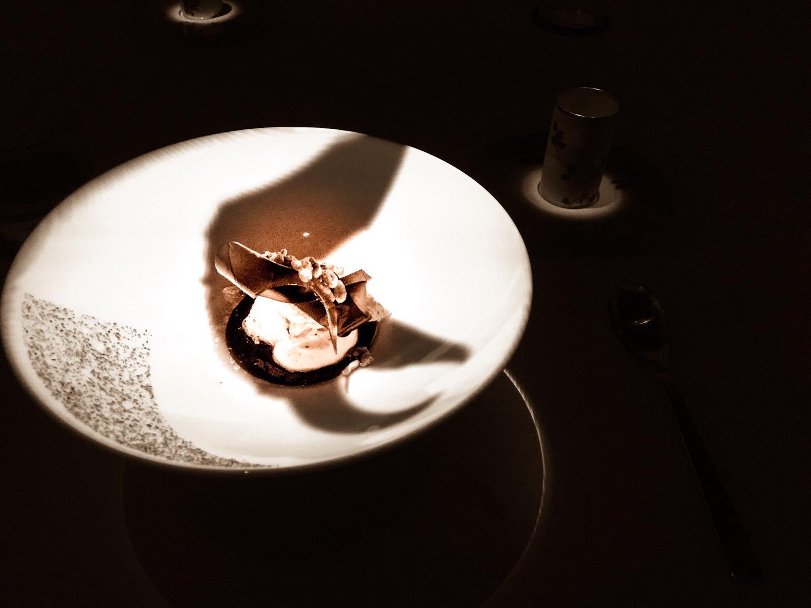 上海紫外线餐厅（Ultraviolet by Paul Pairet）是一个怎样的餐厅，就餐体验如何？ - 知乎