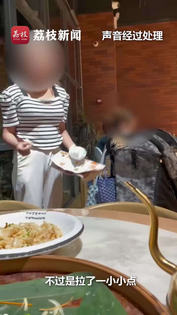 女子在餐厅当众给大便宝宝换尿布，被邻桌劝阻后回应「你们可以不看」。你能接受此类行为吗？ 知乎 3183