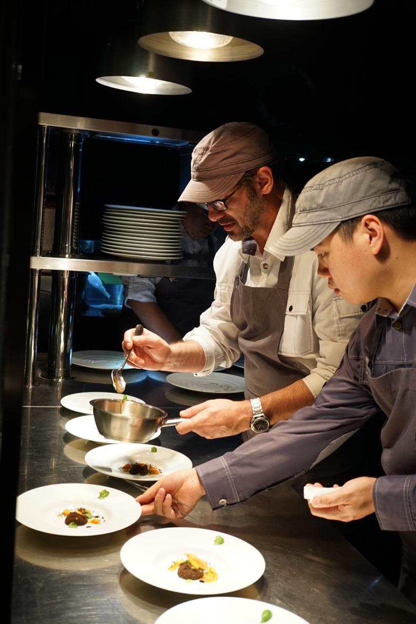 上海紫外线餐厅（Ultraviolet by Paul Pairet）是一个怎样的餐厅，就餐体验如何？ - 知乎