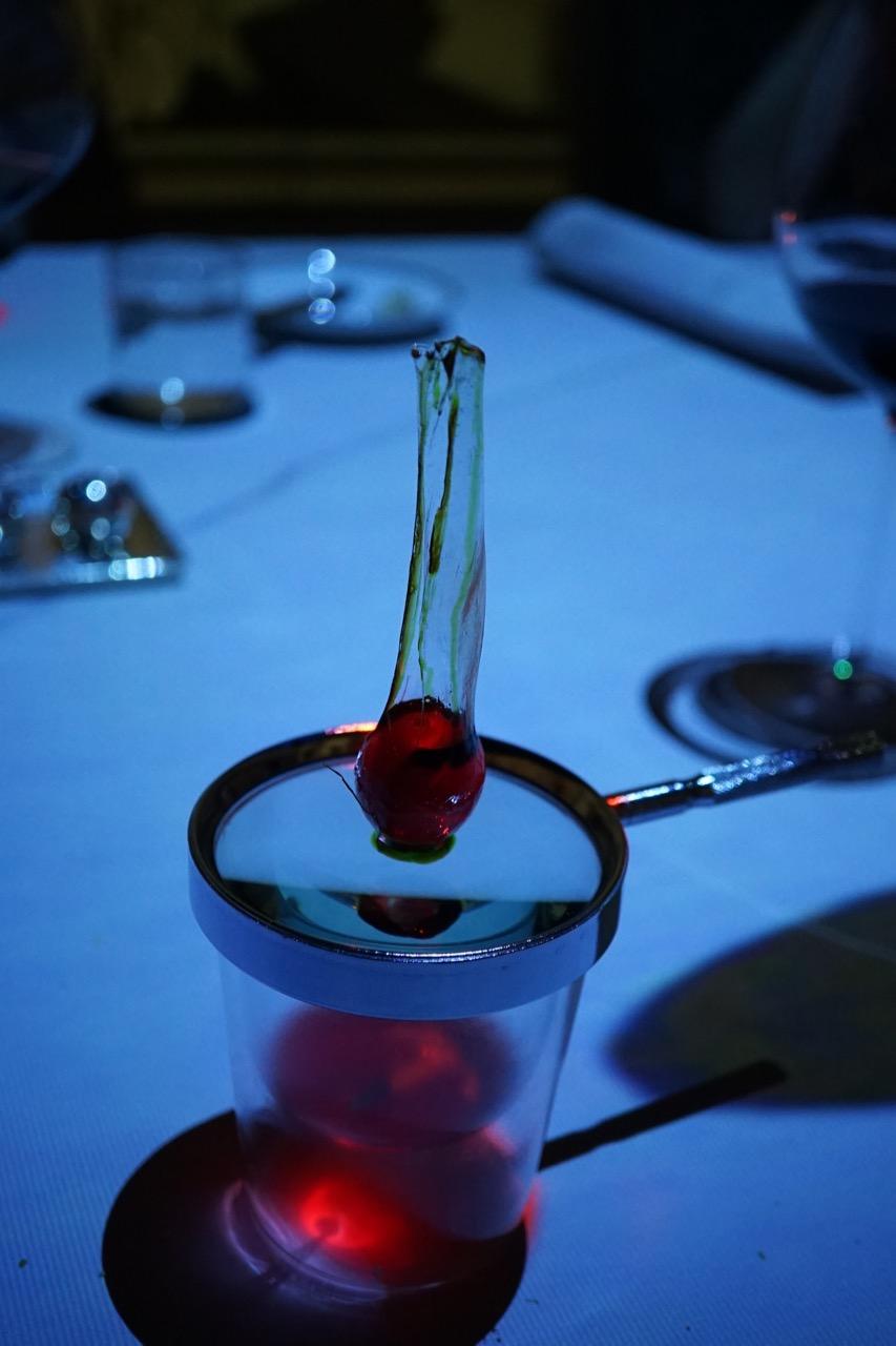 上海紫外线餐厅（Ultraviolet by Paul Pairet）是一个怎样的餐厅，就餐体验如何？ - 知乎