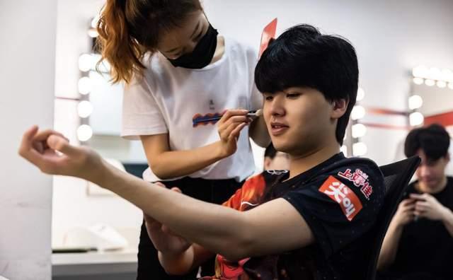 FPX下放二队AD，LWX这状态还值得相信？真看不懂FPX的操作 - 知乎