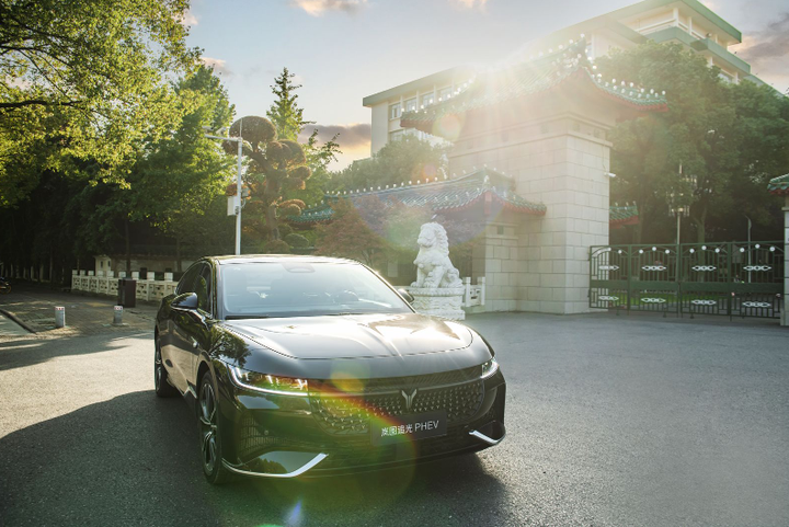 25万级豪华车横评，岚图追光PHEV对比传统豪华，该如何抉择？ - 知乎