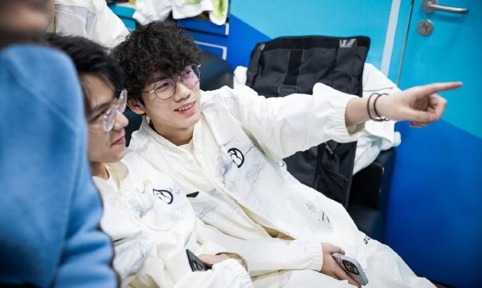 JJPLAY电竞报：EDG Jiejie被iG YSKM打出阴影：作梦都是武器敲我 - 知乎