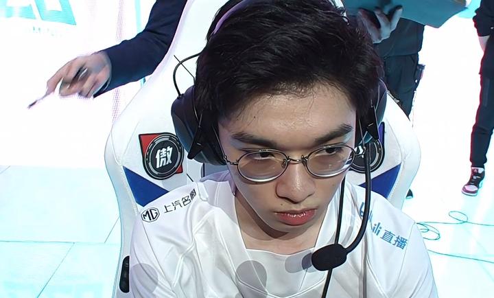 BLG下路Doggo被迫下播，弹幕追问“你是中国人吗”，本人拒绝回答 - 知乎