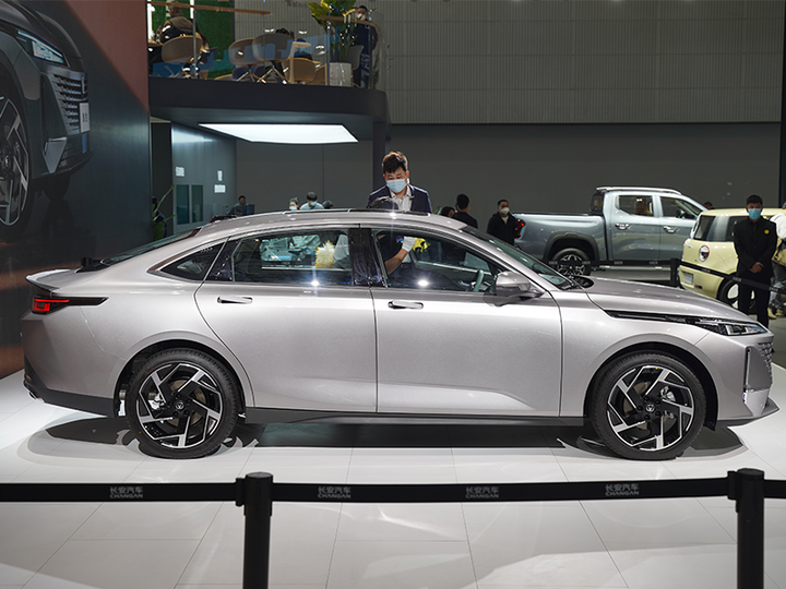 UNI-V太张扬？这沉稳+长轴距版新车杀到 未来还有混动可选？ - 知乎