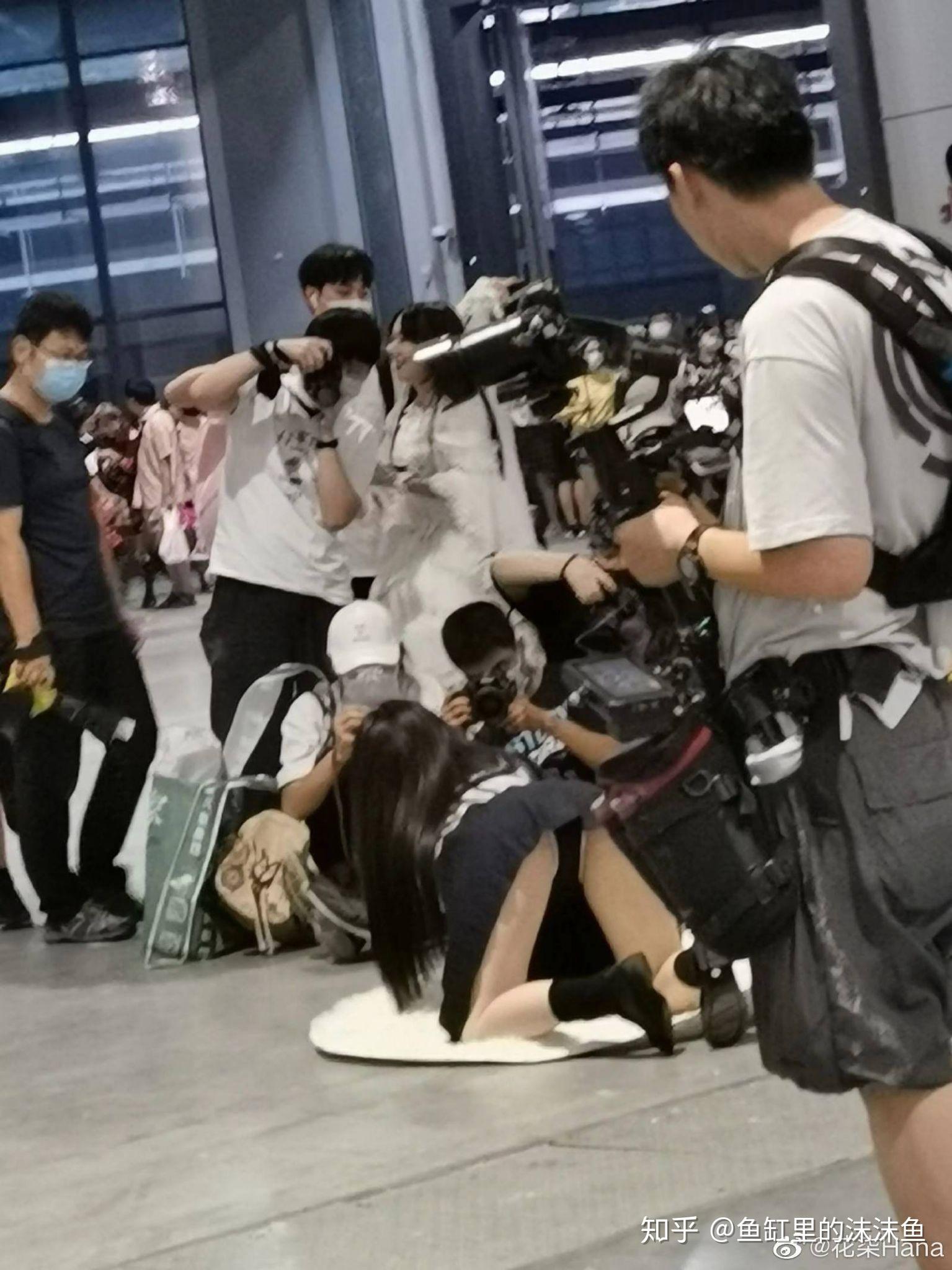 如何看待 CP26 上穿 JK 制服的女生摆露骨姿势被路人骂？ - 知乎