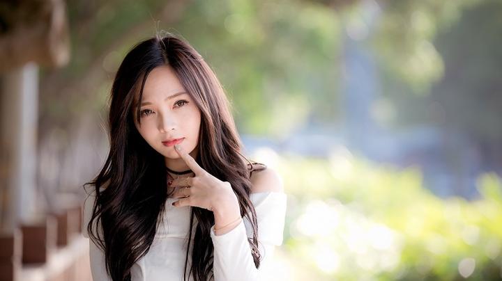 中年女人，允许进一步发展关系，一般会有两个 肢体语言” 知乎