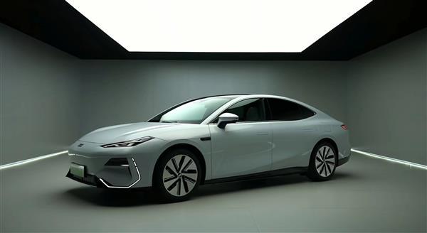 0.199Cd超低风阻+8K大屏，吉利银河E8一副很能“打”的样子 - 知乎