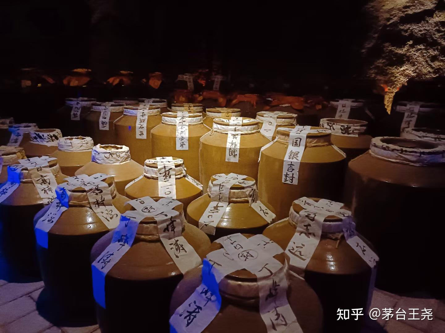 为什么酱香型白酒都选择用土陶坛存放？ - 知乎