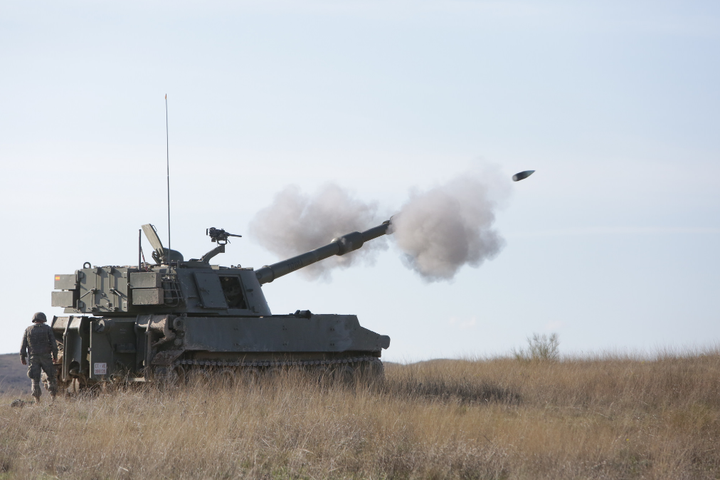 M109榴弹炮躲在电线下开火，“柳叶刀”改变策略，变角度予以摧毁 - 知乎