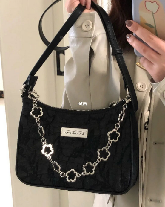 谁能拒绝一只又酷又辣的黑茶花腋下包呢！ - 知乎