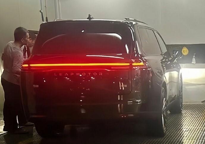 零跑C16实车曝光，对标问界M7、理想L7，25万级大型SUV？ - 知乎