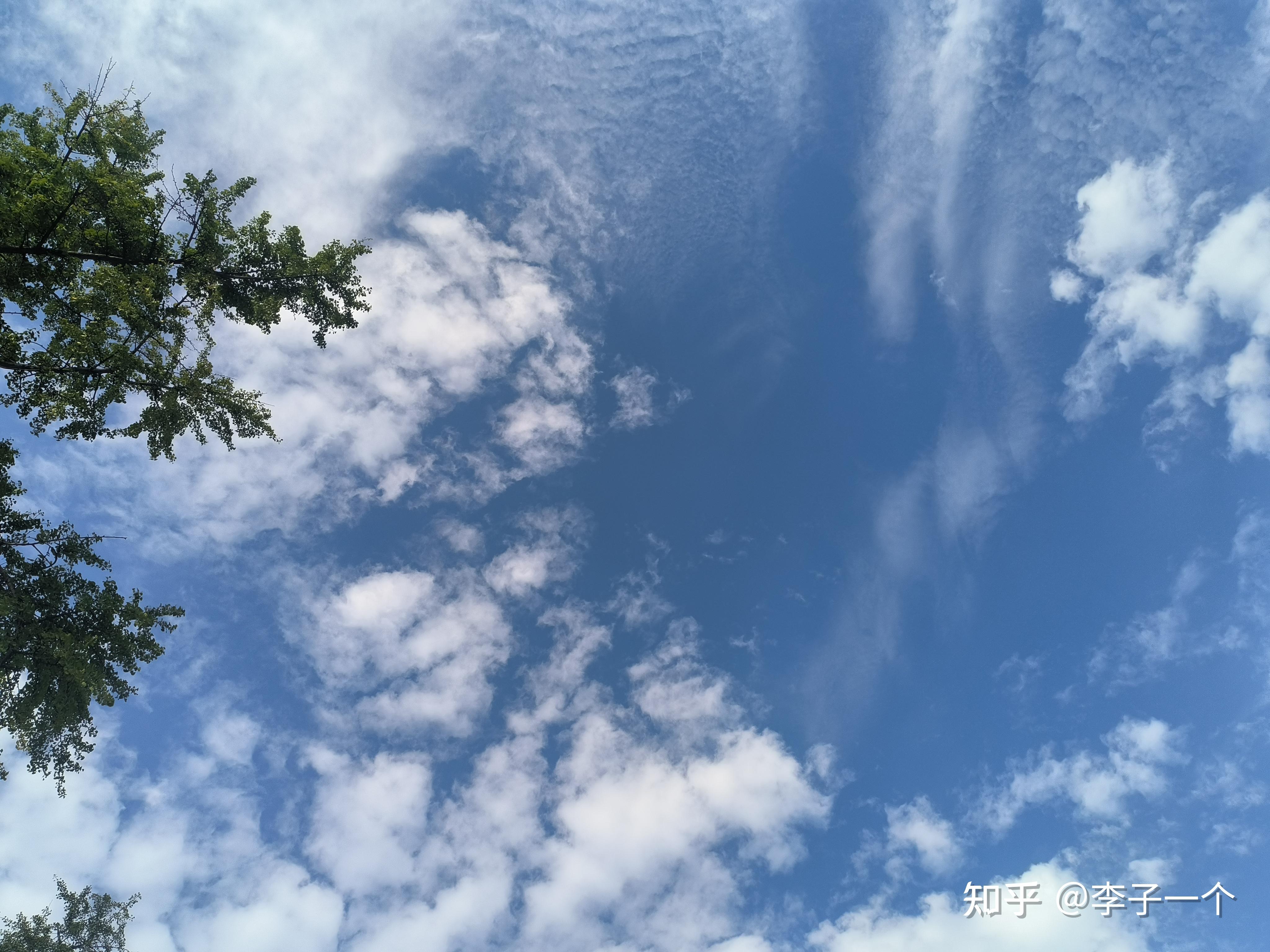 为什么均匀带电球壳表面上的电场E=kQ/2R²？ - 知乎