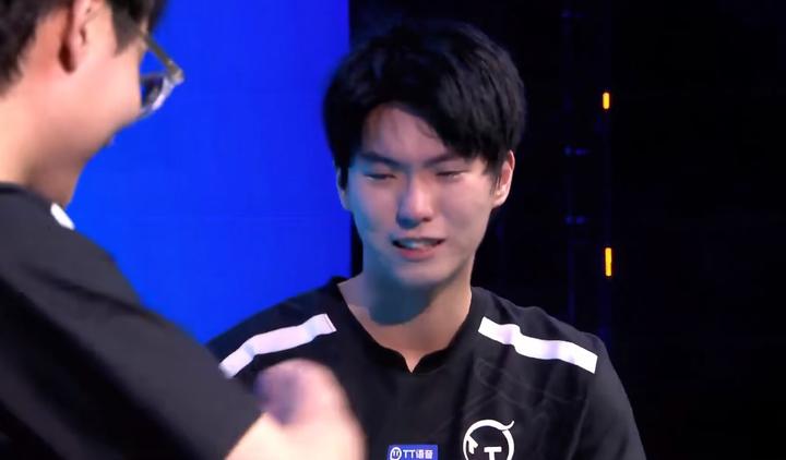LPL上演感人一幕，老将泪洒现场，时隔五年时间，终于复仇Rookie - 知乎