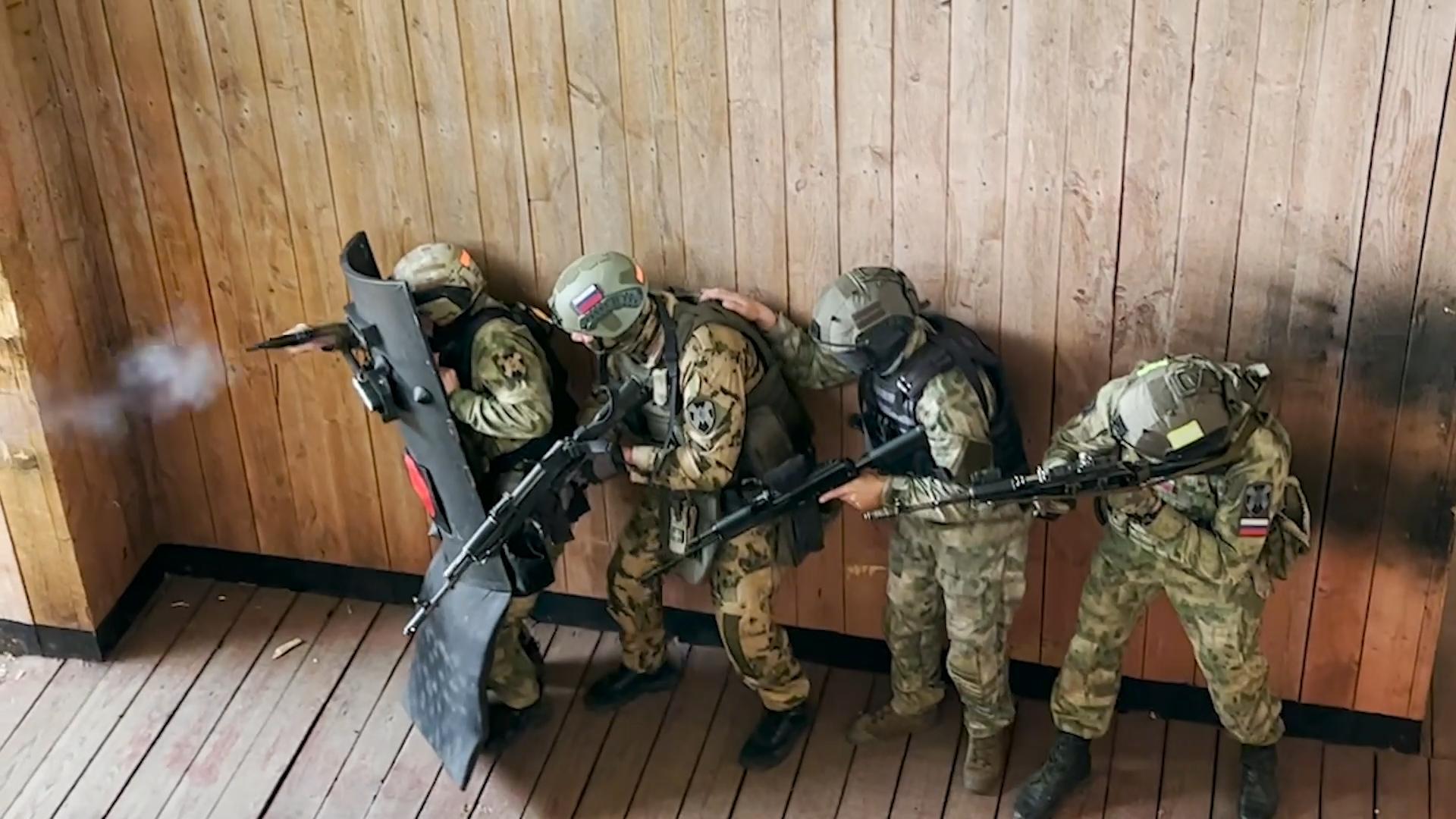 在 CQB 中，有哪些需要注意的战术动作？比如经常看到的手搭前肩膀单手持枪之类的？ - 知乎