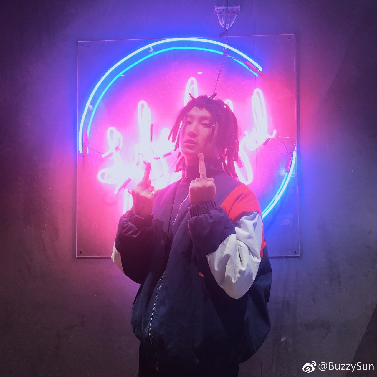 Buzzy：活死人主理人、Diss King、知乎大V - 知乎