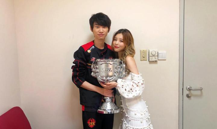 Doinb抵达巴黎，与糖小幽共进甜蜜大餐，G2队标却意外出镜 - 知乎