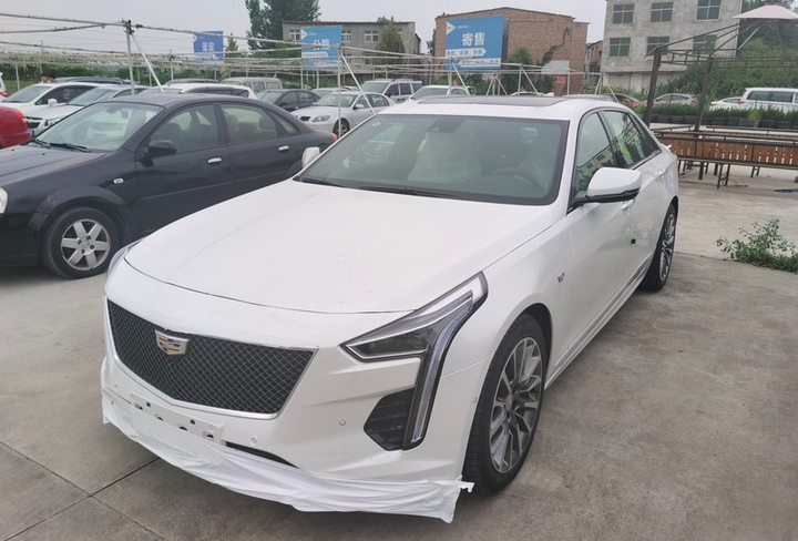 实拍2021款凯迪拉克CT6！白色车身很大方，油耗7.1L配2.0T+10AT - 知乎
