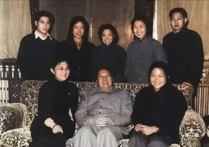 1959年，李敏给毛主席过66岁生日，伟人非常开心，眼神中透露出的是一种幸福与满足 - 知乎