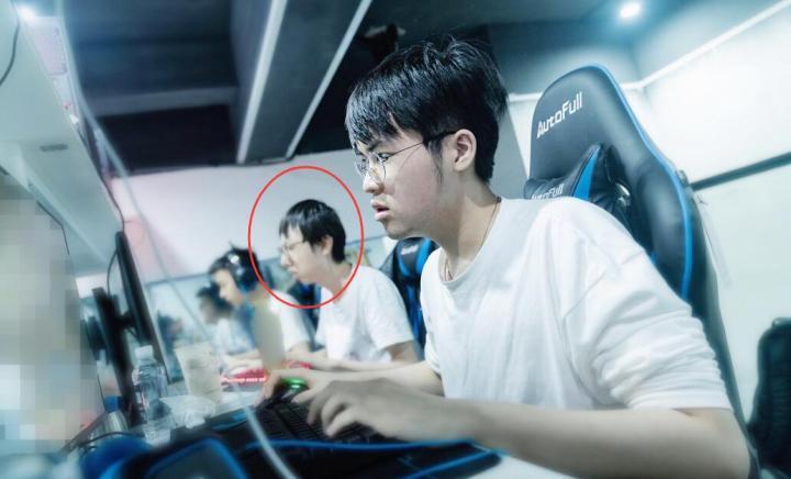 LOL：RNG跑去网吧开黑训练，Mlxg那“油头”格外醒目啊 - 知乎