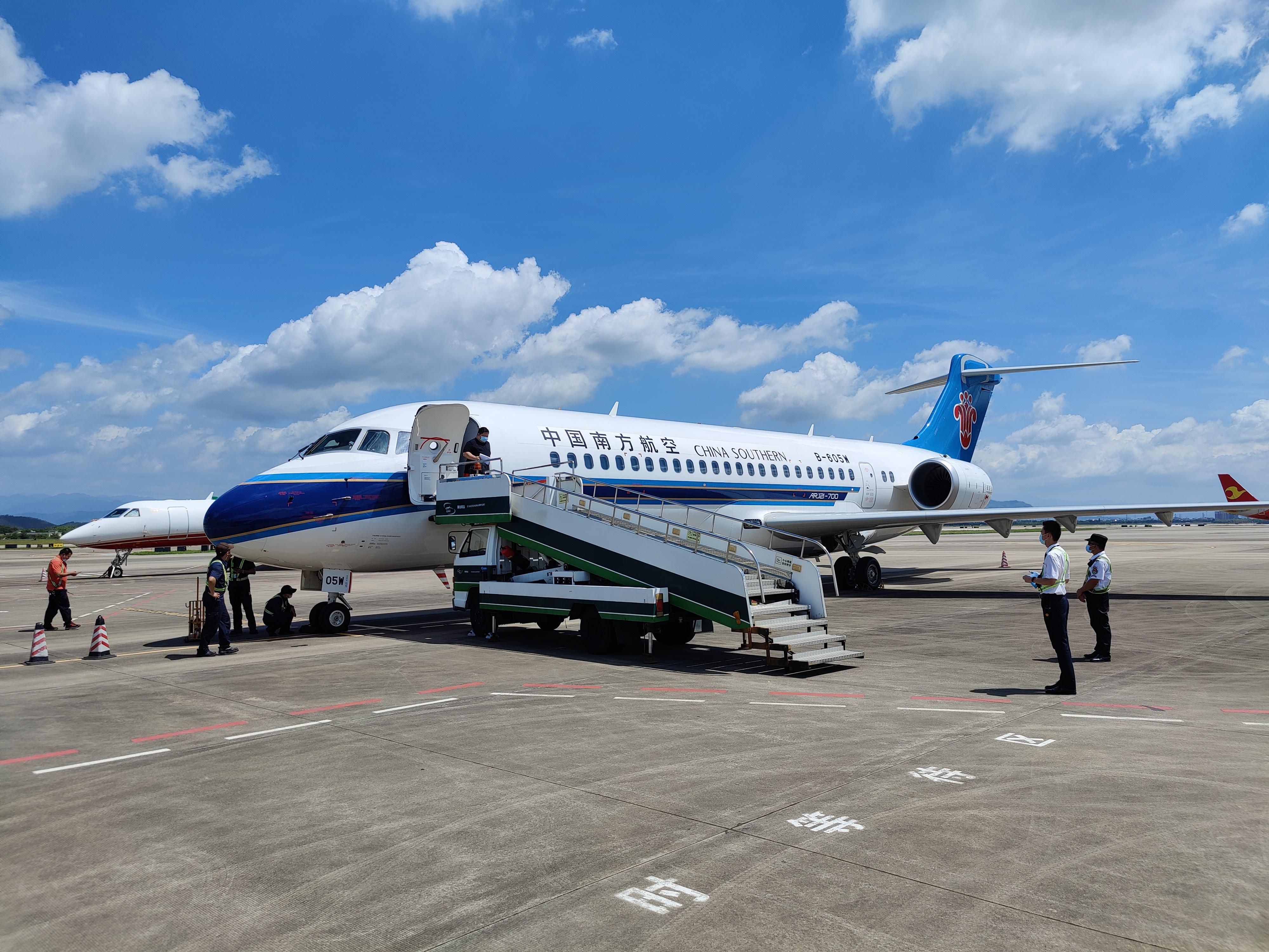 南航 ARJ21-700初体验 - 知乎