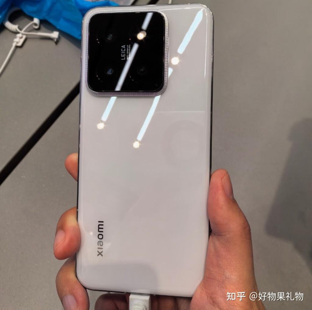 小米14Pro：全等深微曲屏、龙晶玻璃、可变光圈，售价4999元起
