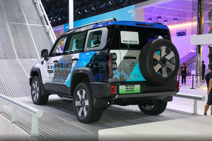 北京BJ40“魔核电驱版”，预售22.48万不算贵？双电机548马力 - 知乎