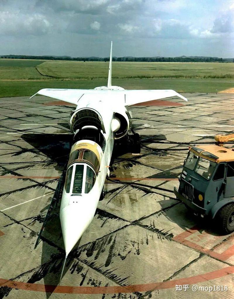 【转载：空翼网】TSR.2，被自己人击落的英国超音速核轰炸机 - 知乎