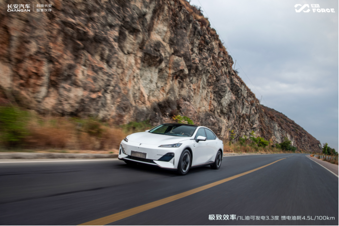 不补油不补电，长安深蓝SL03一口气跑了1238公里 - 知乎