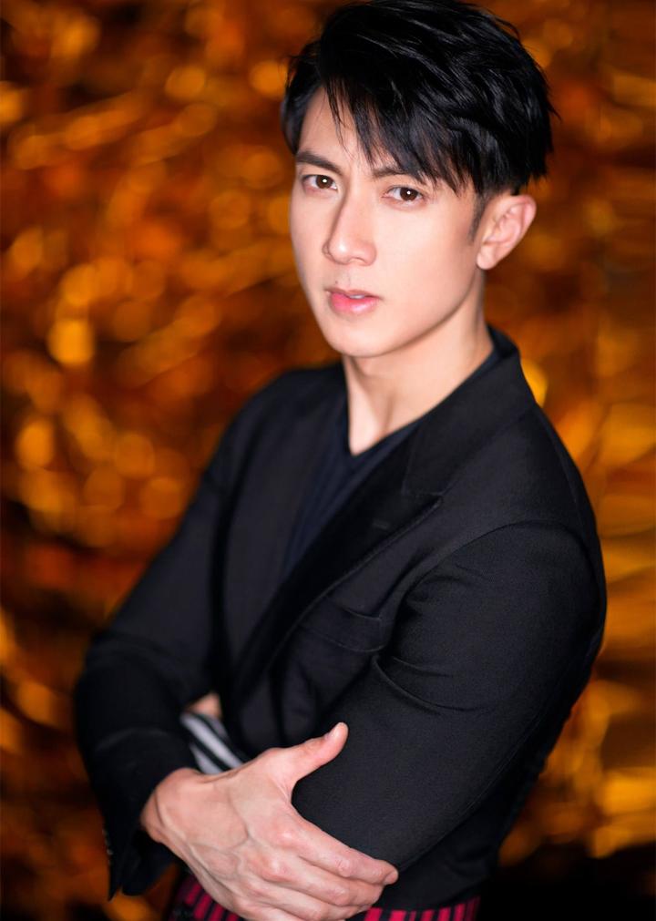 吴尊翻包植入价格 - 知乎