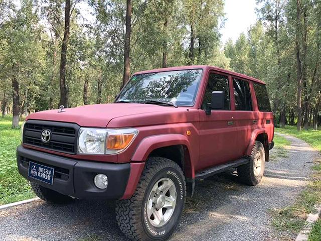 丰田LC76改装，整车定制喷涂猿金刚防爆装甲，还原日本杂志上经典的限量版配色，传奇永在，向情怀致敬。 - 知乎