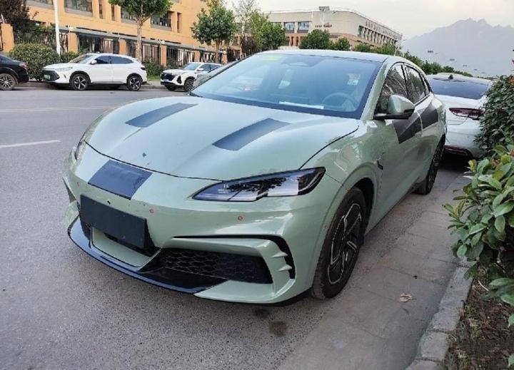 纯电钢炮海豹06GT实拍，4驱310千瓦，车长超4米6比海豚大 - 知乎